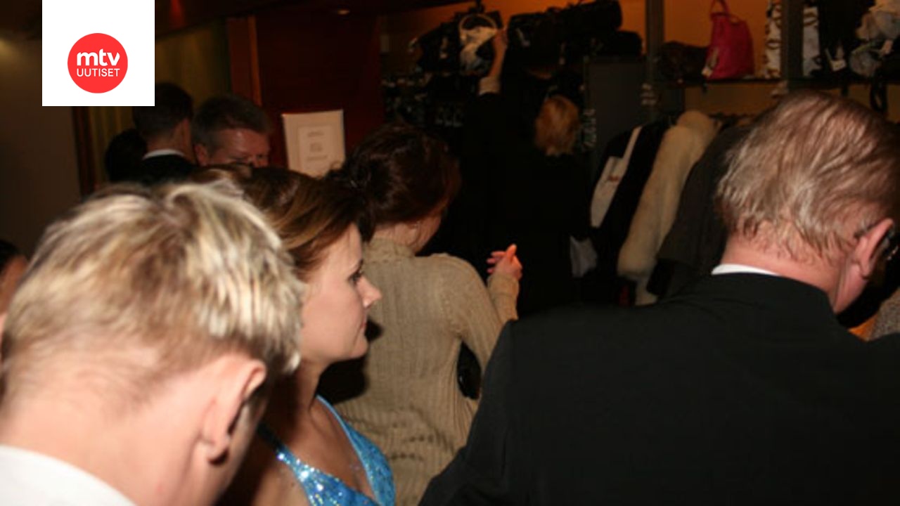 Anna Halonen jonotti narikassa kuin tavikset – katso | MTV Uutiset