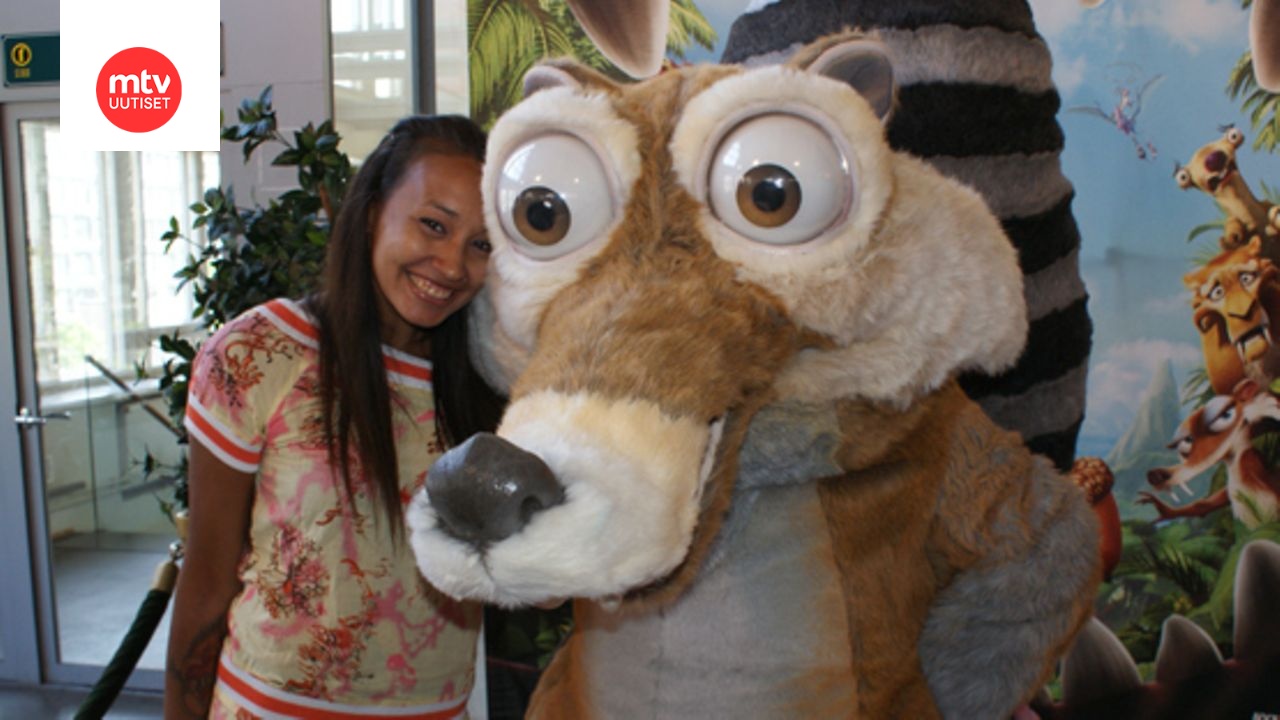 Tea Khalifa pääsi karvaisen leffatähden kainaloon - katso | MTV Uutiset