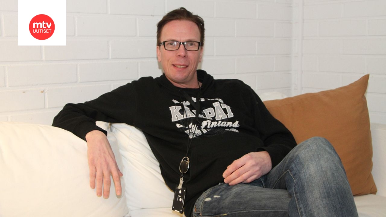 KUVAT: Jukka Rasila esittää elähtänyttä iskelmätähteä: Vaikeuksia ...