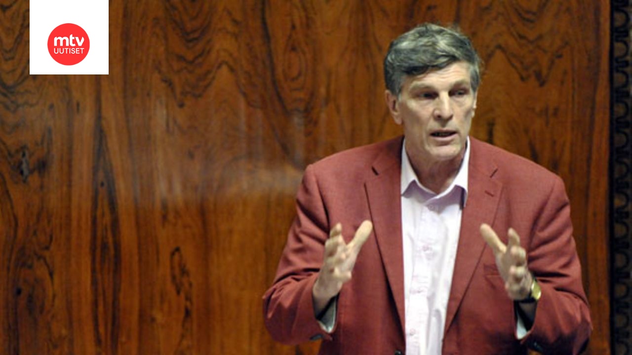 Räväkkäsuinen Esko-Juhani Tennilä jätti eduskunnan, mutta ei politiikkaa – kritisoi nykymenoa ...