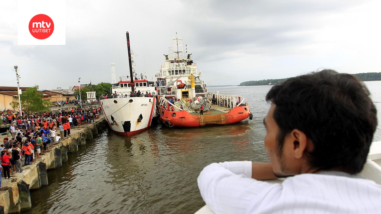 Media: AirAsian turmakoneen musta laatikko nostettu laivaan | MTV Uutiset