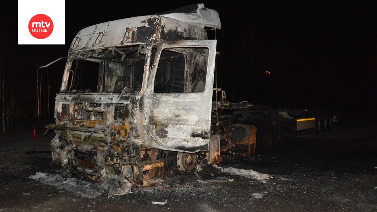 KUVAT: Rekan vetoauto paloi täysin - kuljettaja toimi neuvokkaasti ...