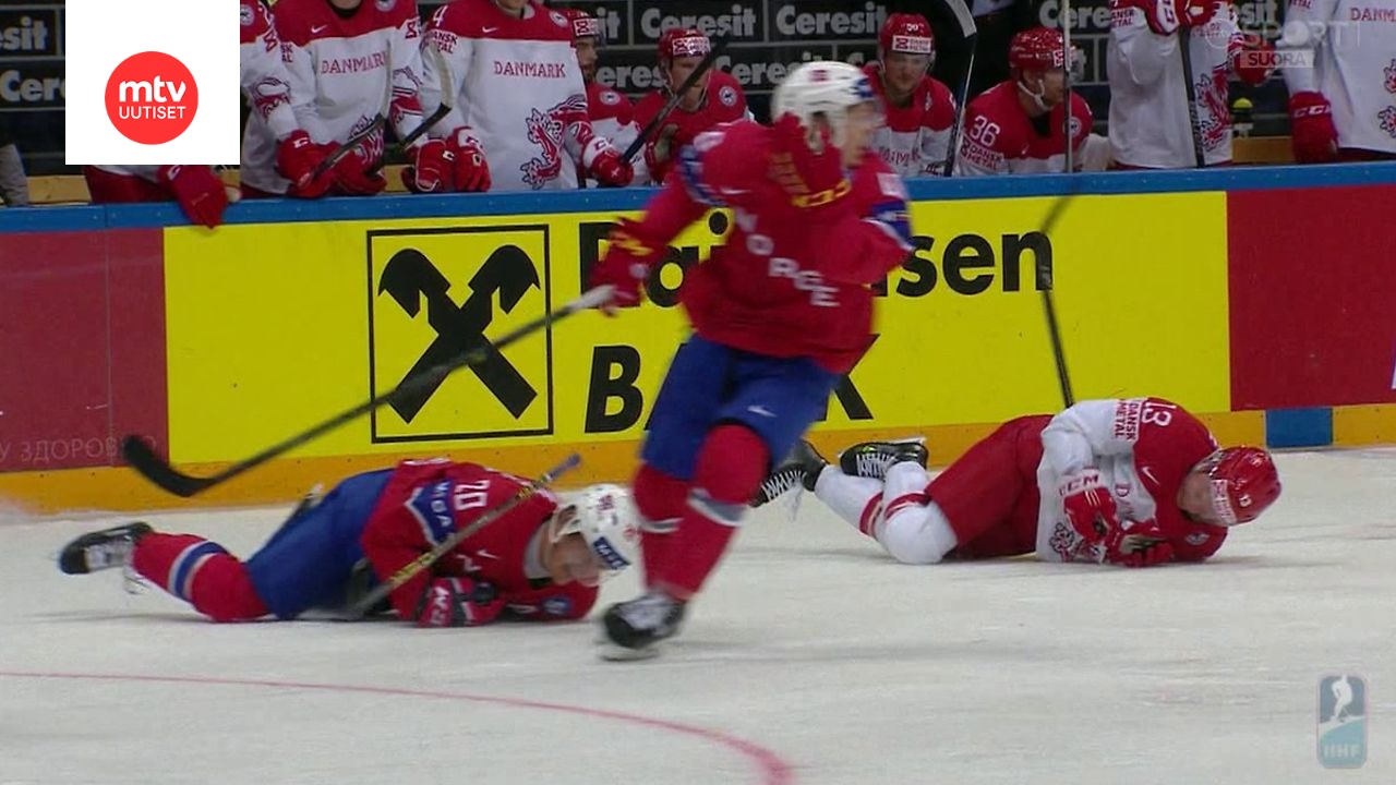 MM-kiekossa omituinen törmäys: kuudes mies syöksyi vaihtoaitiosta ...