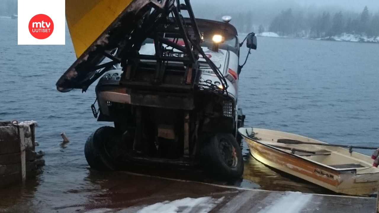 Kuva: Kuorma-auto kuskeineen ajautui järveen Puumalassa – lossiliikenne ...