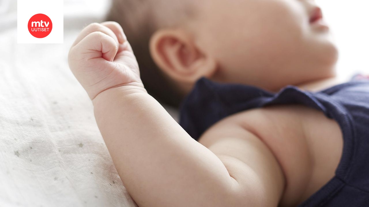 Pitääkö vauvan nukkua omassa sängyssään vai vanhempien vieressä ...