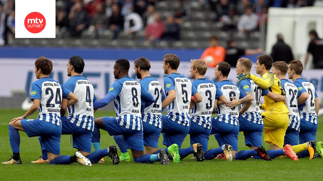 Kuva: Polvi maahan avoimen maailman puolesta – Bundesliiga-pelaajilta ...