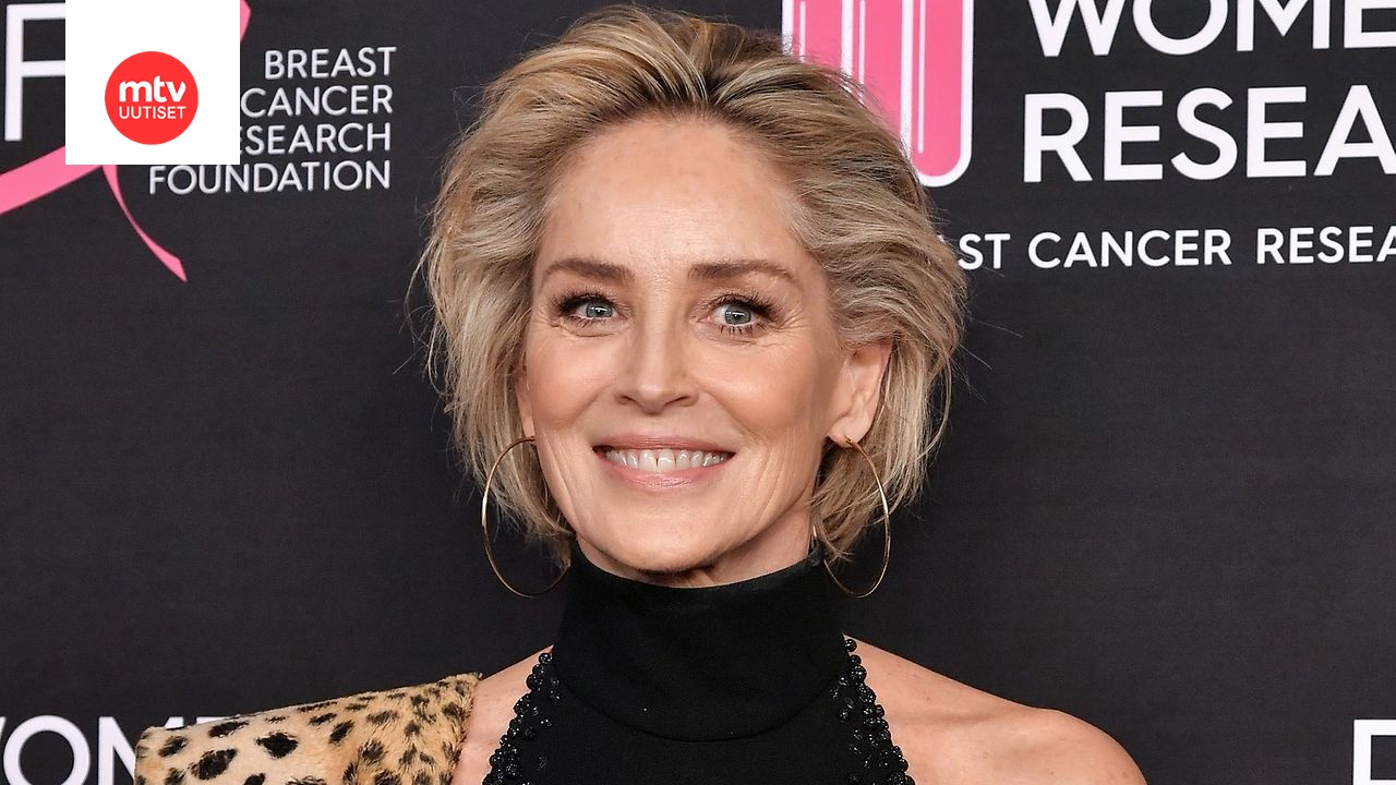 Upea ilmestys! Sharon Stone, 61, poseeraa yläosattomissa | MTV Uutiset