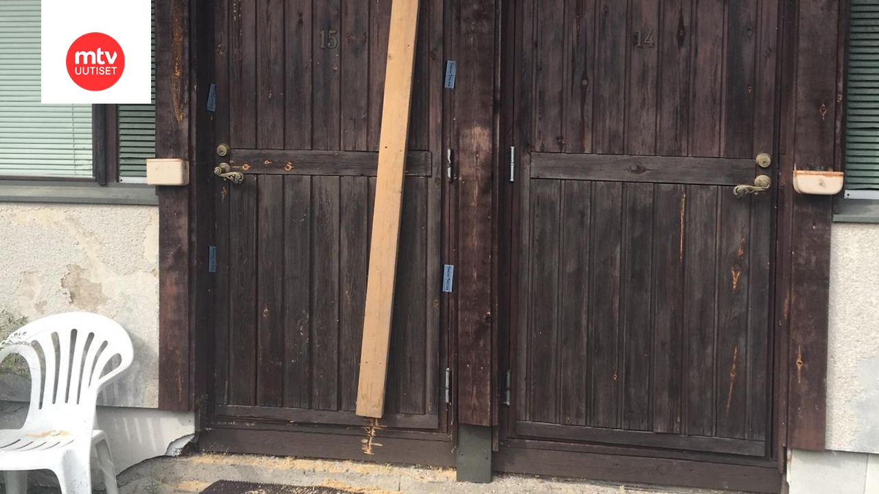 Yöpyivätkö poliisiampujat täällä? Porvoolaisen motellin ovessa poliisin ...