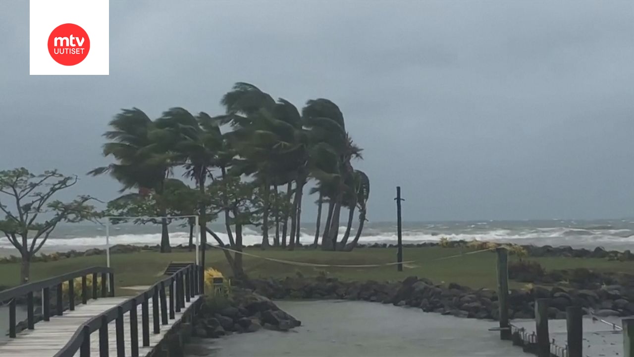 Ainakin kaksi ihmistä kuollut Fidzillä hirmumyrskyssä – sykloni suuntaa ...