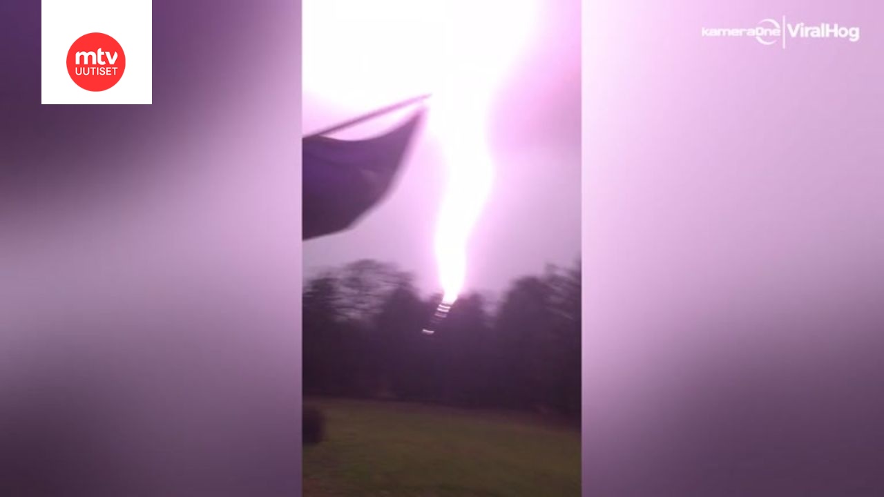 Hurja video! Valtavan kokoinen salama värjäsi koko taivaan violetiksi ...