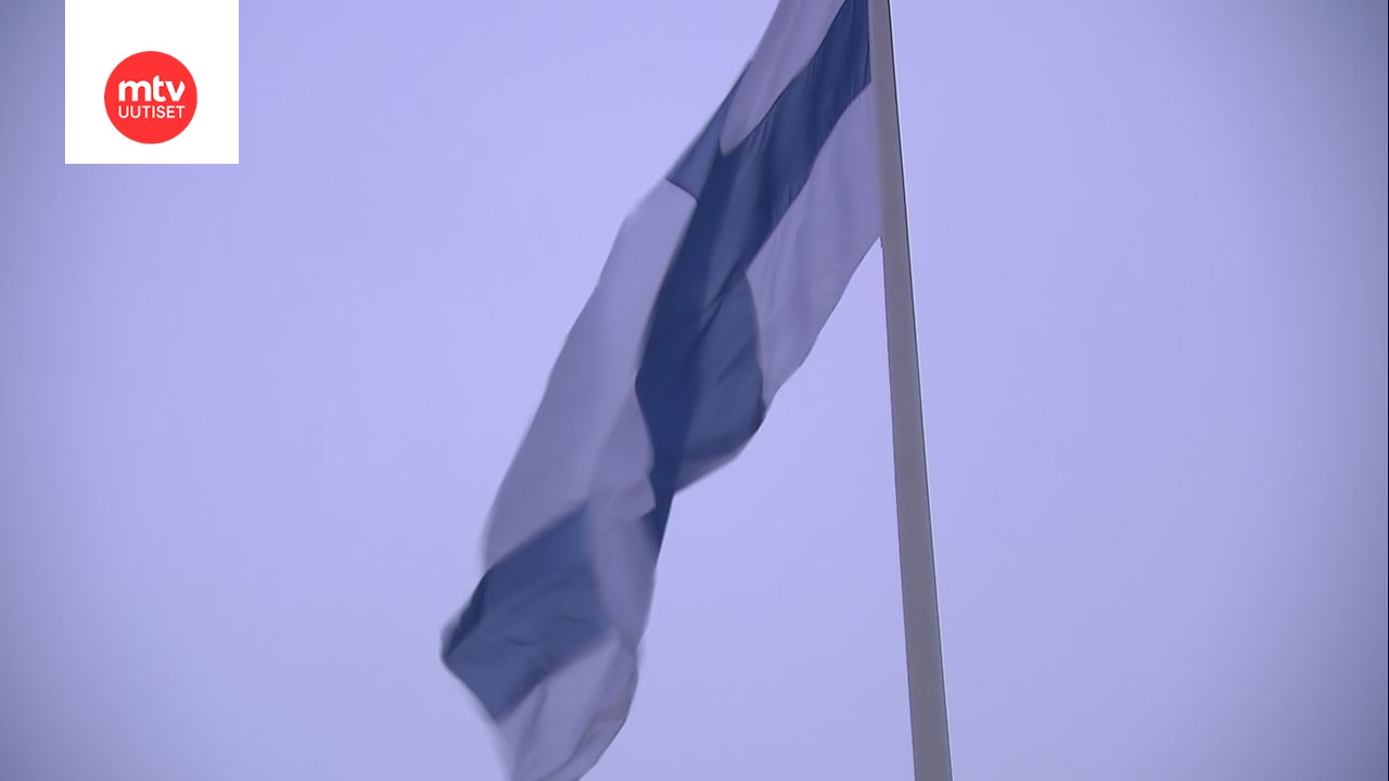 Suomen lippu nousi salkoon 103-vuotisen itsenäisyyden kunniaksi ...