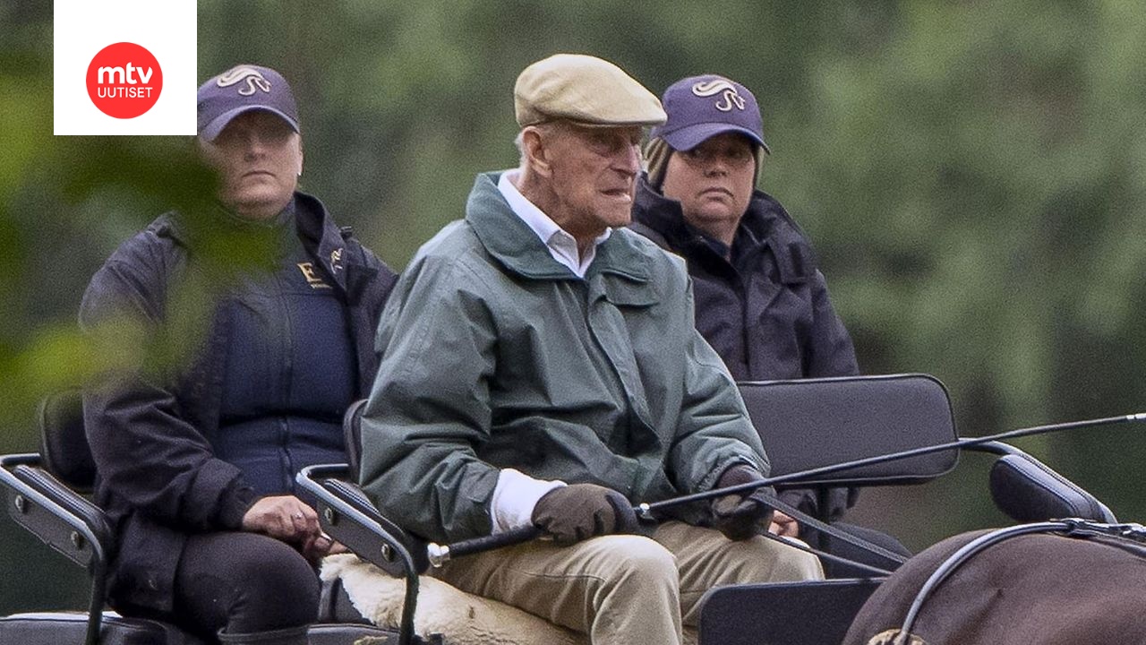 Prinssi Philip istui savolaisveneen takatuhdolla ja asteli muikeana ...