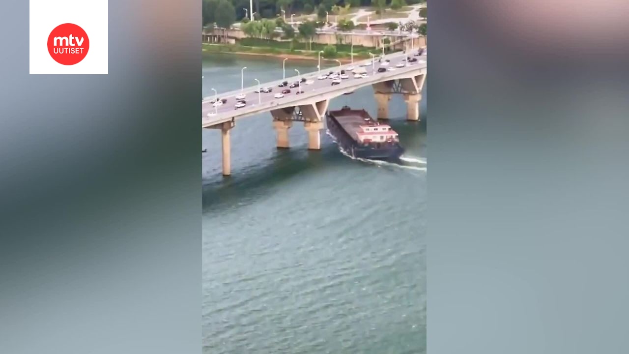 Proomu törmäsi voimalla autoja kuhisevaan siltaan Kiinassa | MTV Uutiset