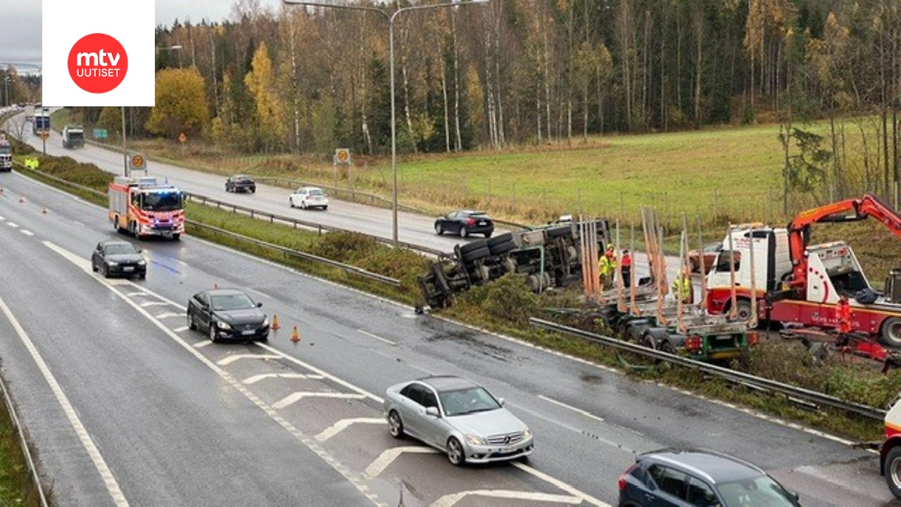 Tukkirekan kaatumisen syy Turunväylällä selvisi – auton nosturi osui ...