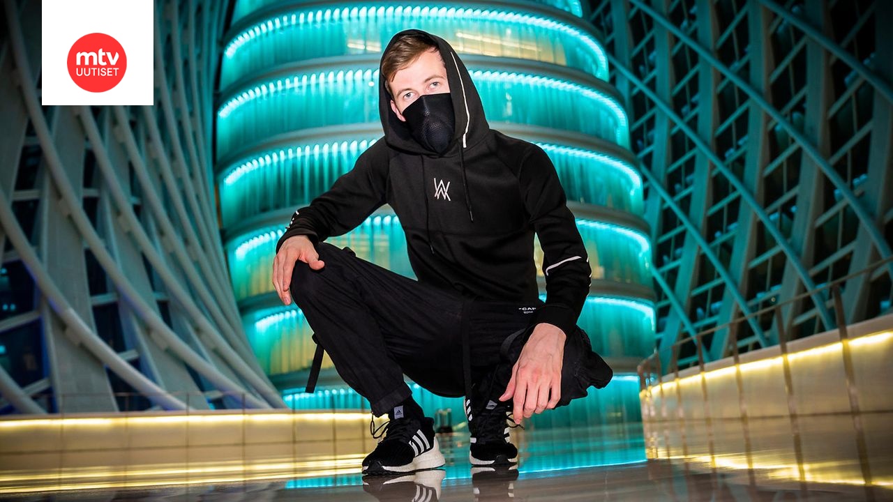 DJ-kolmikko Alan Walker, Steve Aoki ja Martin Garrix poseeraavat ...