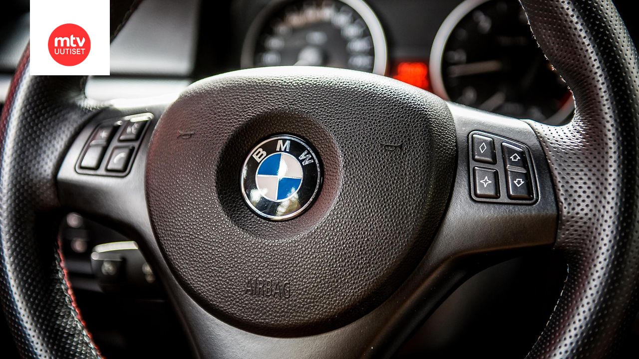 Bemarikuski ohitti suojatien eteen pysähtyneen auton – seurauksena ...