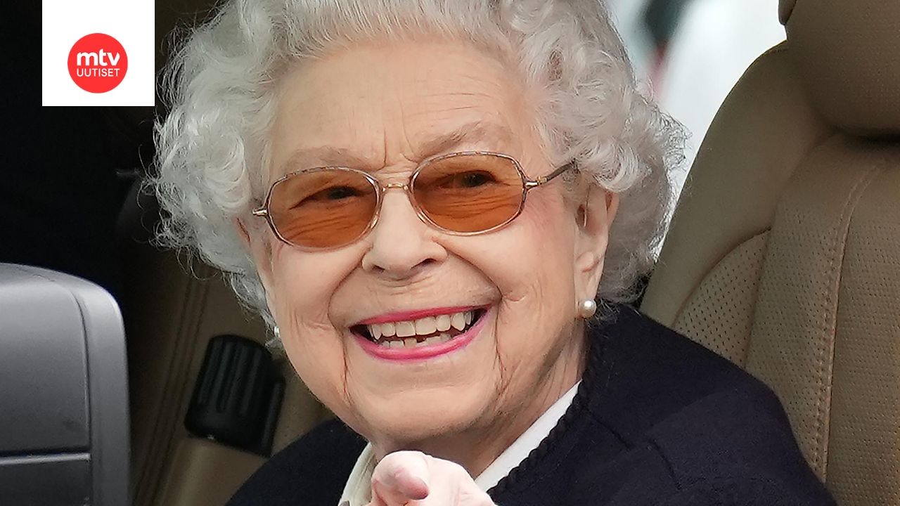 Kuningatar Elisabet ehosti rennosti kesken juhlaillan – yksi asia ...