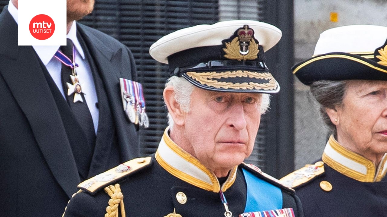 Kuningas Charlesilla on täytettävänään valtavat saappaat, mikäli ...