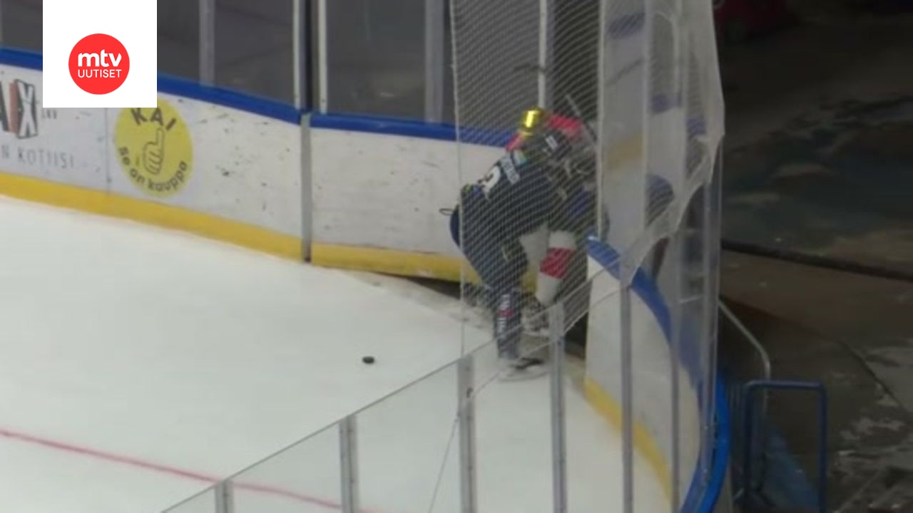 Hurja tilanne! Kaukalo antoi periksi painavan taklauksen alla ...