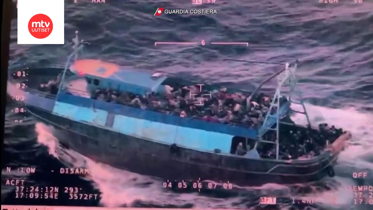 Italialaisviranomaiset ovat pelastaneet yli tuhat siirtolaista ...