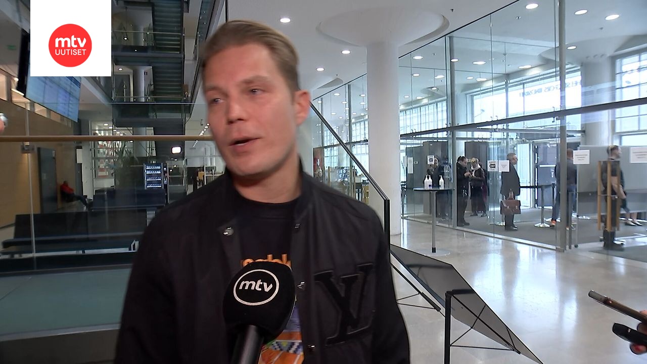 Jare "Cheek" Tiihonen saapui hymyilevänä "kalsarikäräjille" – Jasper ...