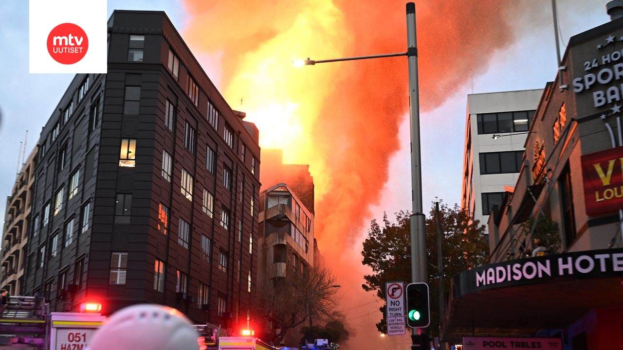 Sydneyn keskustassa roihuava tulipalo uhkaa romahduttaa kerrostalon ja levitä ...