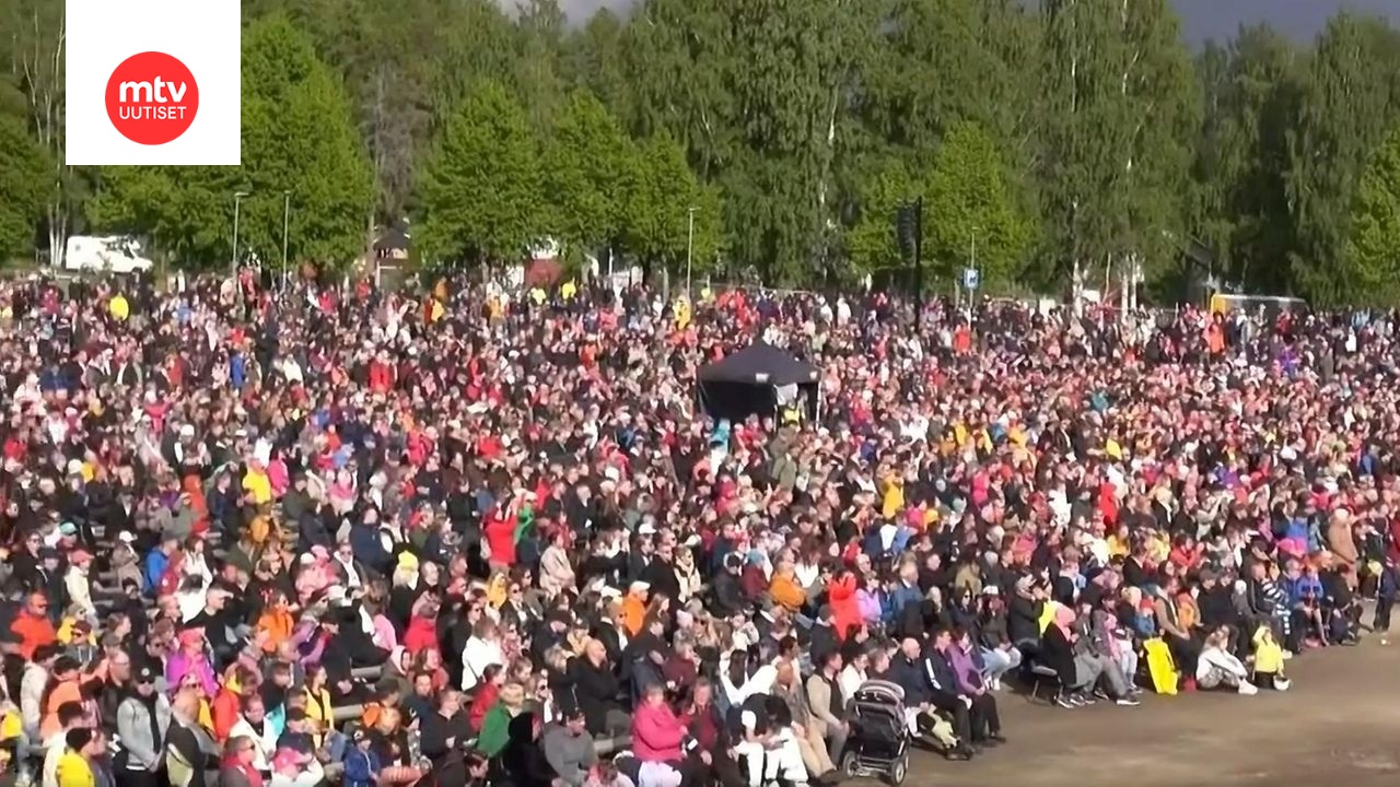 Näin raikui suvivirsi Joensuussa 18000 laulajan voimin! | MTV Uutiset