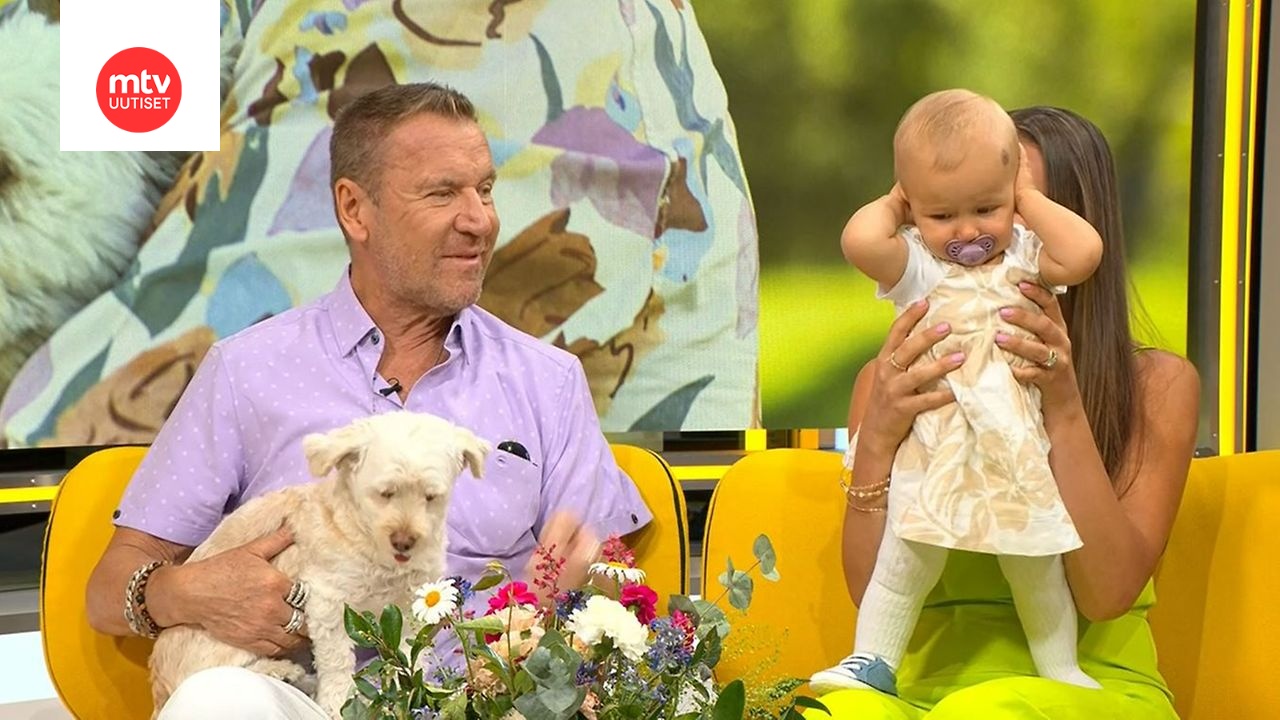 Suloinen Coco Harlin varasti huomion suorassa lähetyksessä – pienokaiselta huvittava reaktio isä ...