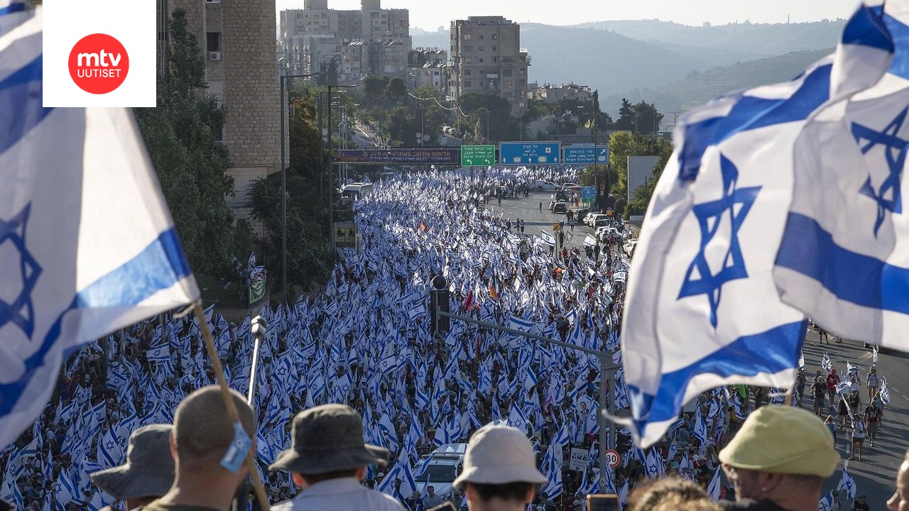 "Kieltäydymme palvelemasta diktatuuria" – tuhannet israelilaiset ...