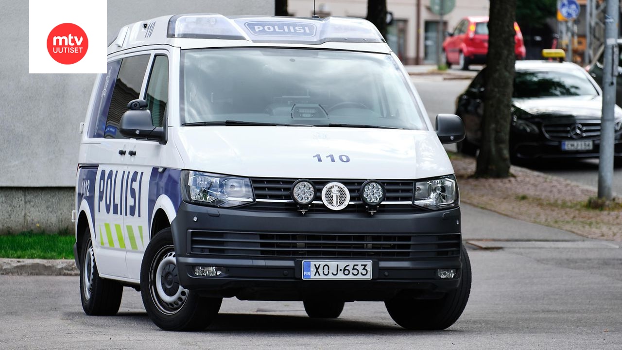 Poliisiauto sai uudet kesärenkaat elokuussa | MTV Uutiset