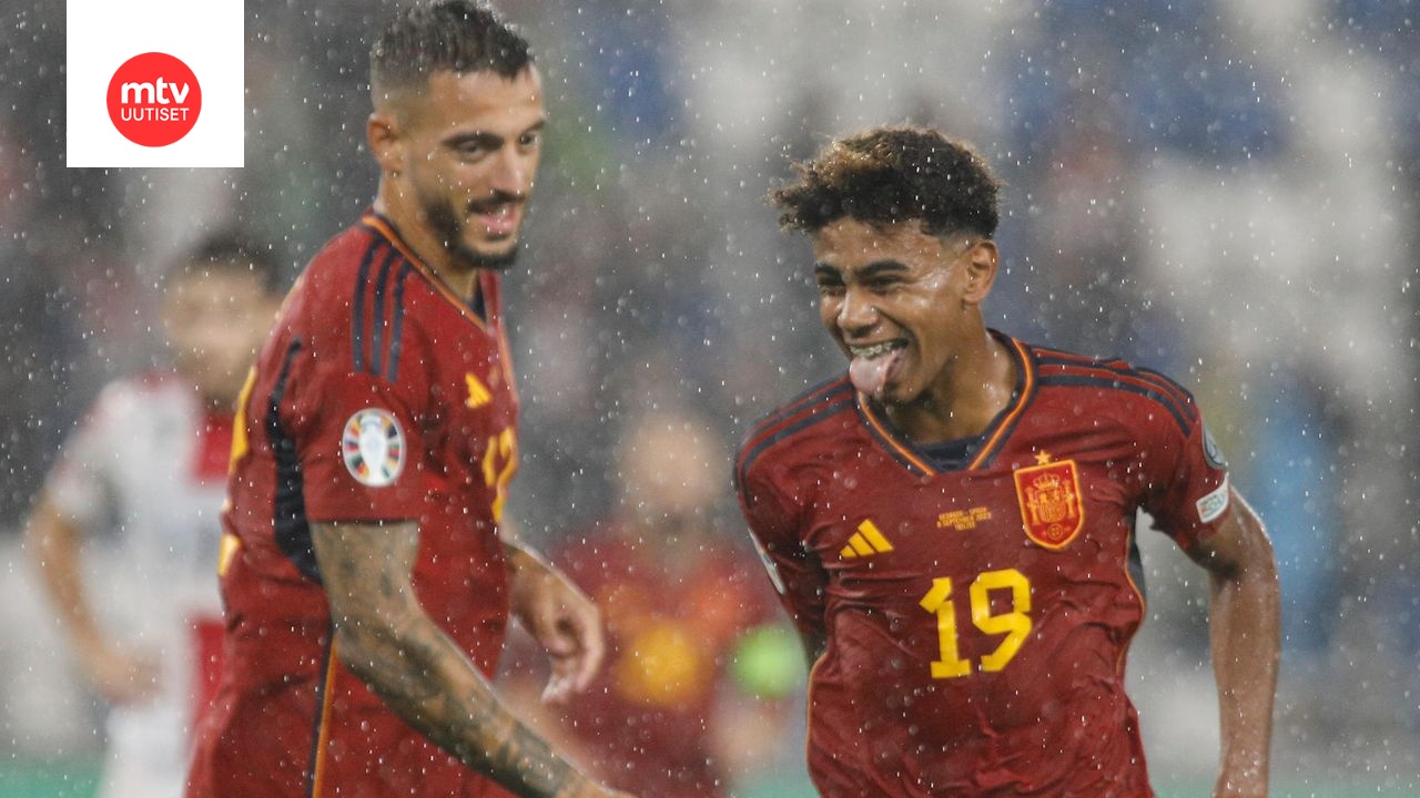 Lamine Yamal, 16, Espanjan jalkapallomaajoukkueen nuorin pelaaja ja ...