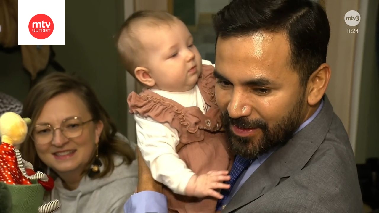 Hellyttävä hetki suorassa lähetyksessä – Antonio Flores sulostuttaa pienen vauvan kanssa | MTV ...