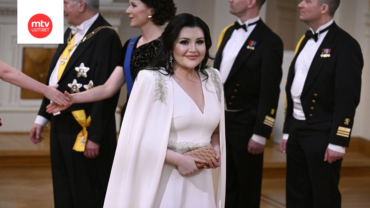 Sykähdyttävä viittaluomus! Diandra Floresin asun upeat yksityiskohdat ...