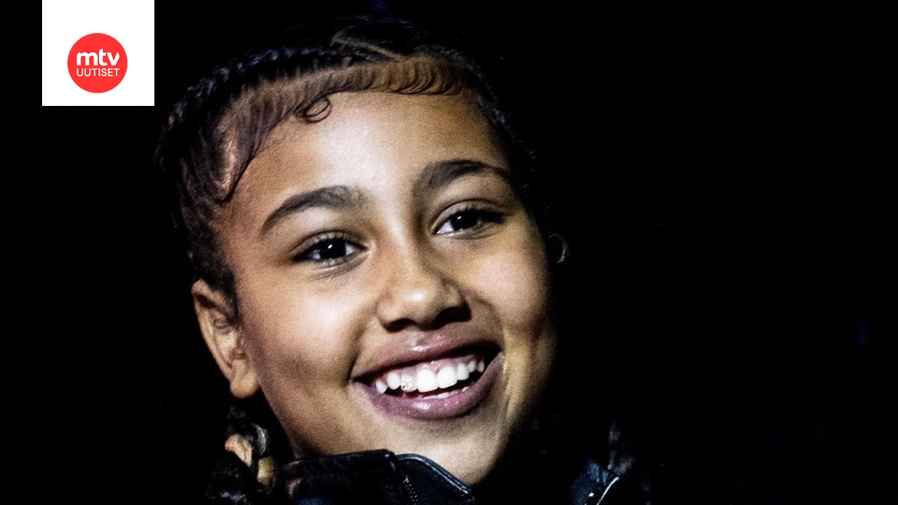 North West räppää isänsä Kanyen kappaleella – otti lavan haltuun uuden ...