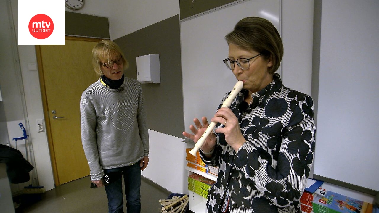 Sari Essayah soittaa nokkahuilua kouluvierailulla | MTV Uutiset