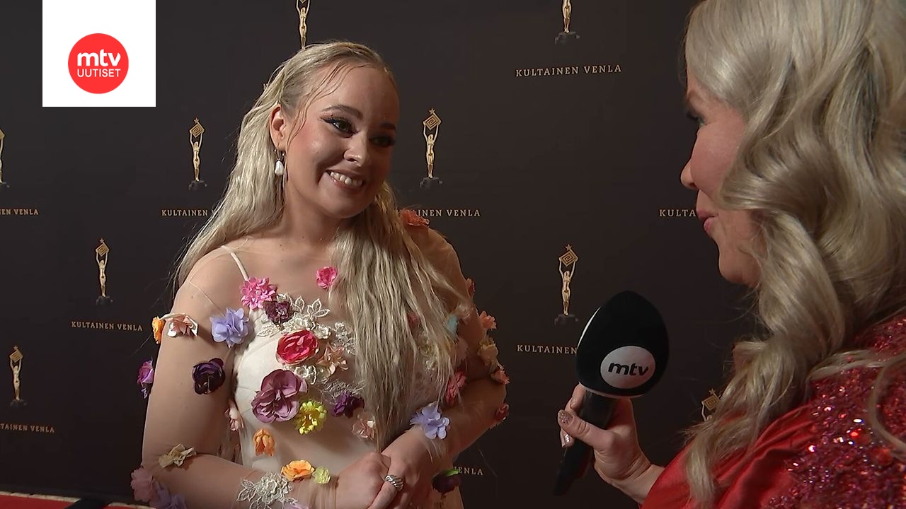 Miisa Grekov saapui Venla-gaalan punaiselle matolle upeassa ...