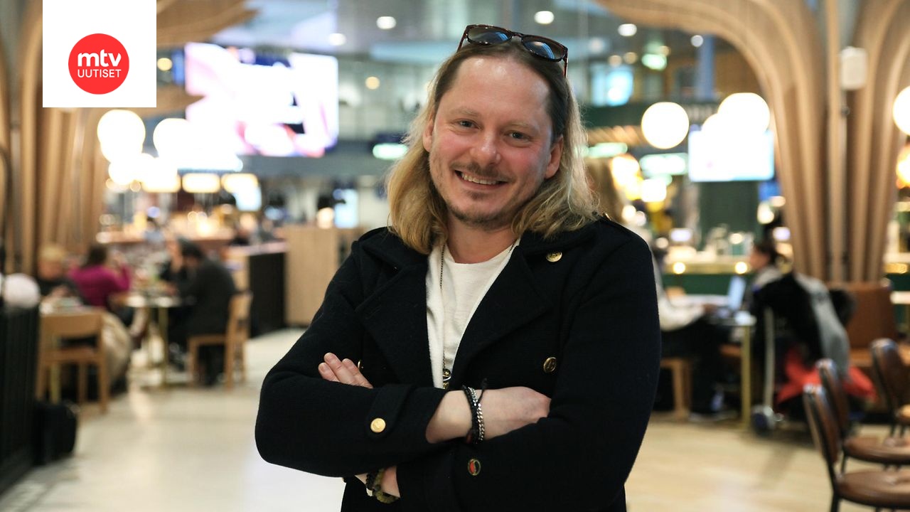 Nuori Jonne Aaron tiputti risottoa pitkän ja ystävällisen miehen ...