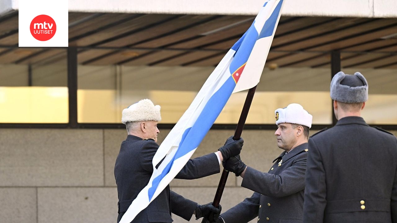 Puolustusvoimien Kivinen luovutti komentajan lipun seuraajalleen | MTV ...