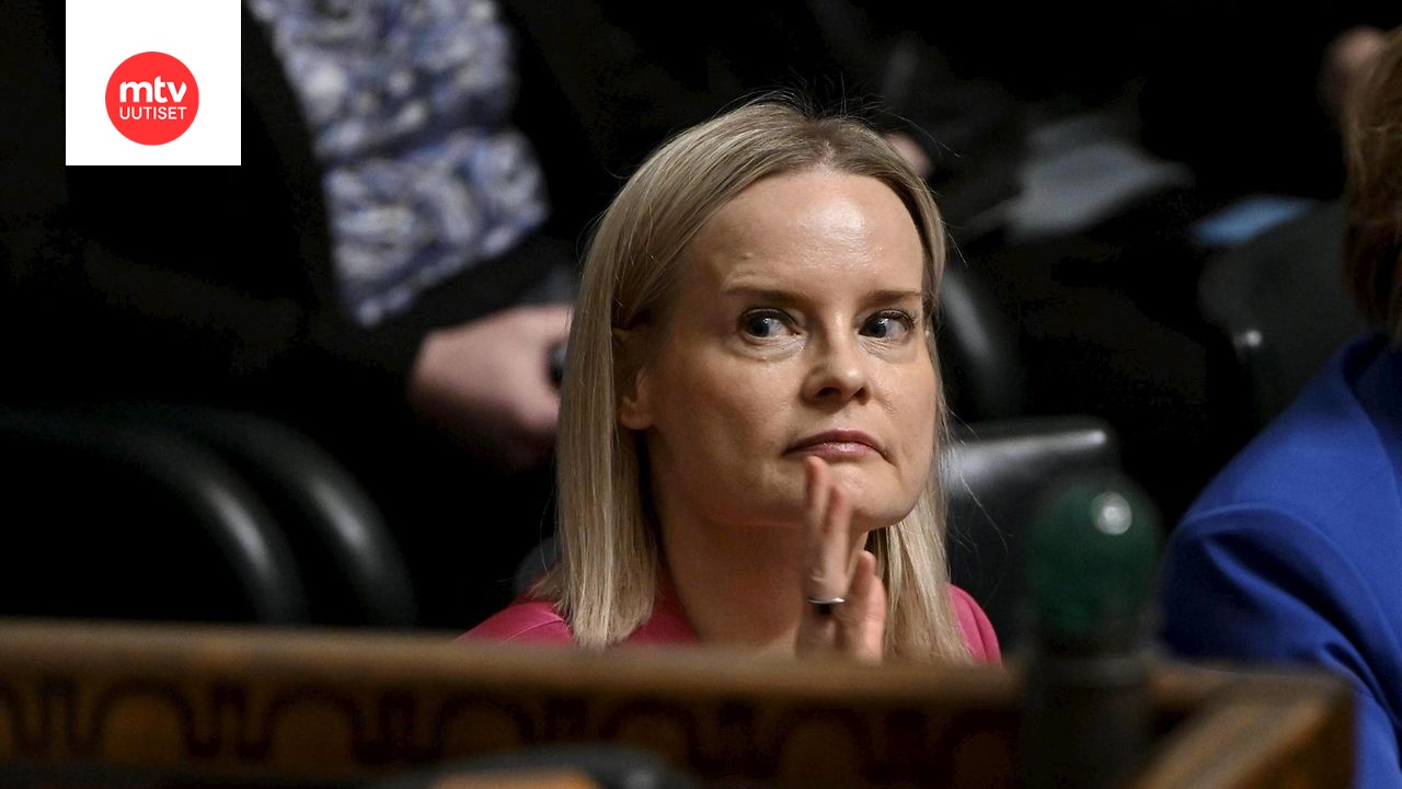 Valtiovarainministeri Riikka Purra puolustaa miljardien lisäleikkauksia ...