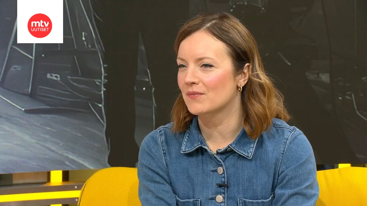 Näyttelijä Elena Leeve esitteli 10-vuotiaana kirjoittamansa kirjan ...