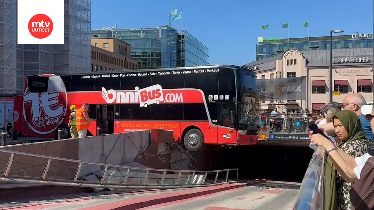 Onnibus ajoi kiviaidan läpi Helsingin rautatieasemalla | MTV Uutiset