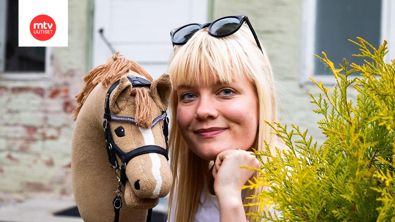 Ada Filppa yllätti keppihevosella Adidaksen muotinäytöksessä | MTV Uutiset