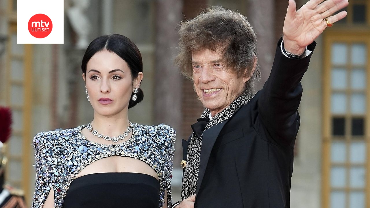 Mick Jagger, 81, saapui olympialaisiin yli 40 vuotta nuoremman ...