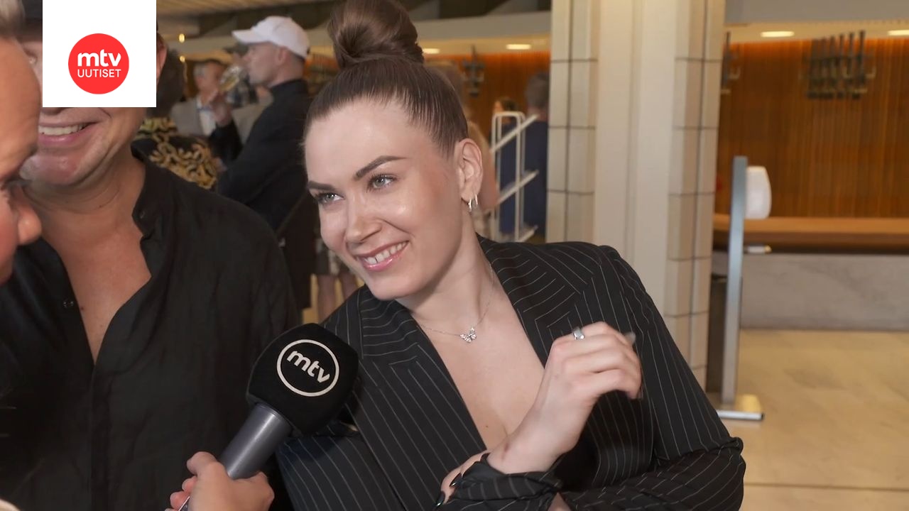 Artisti Bess sai mustelman ranteeseensa TTK-treeneissä | MTV Uutiset