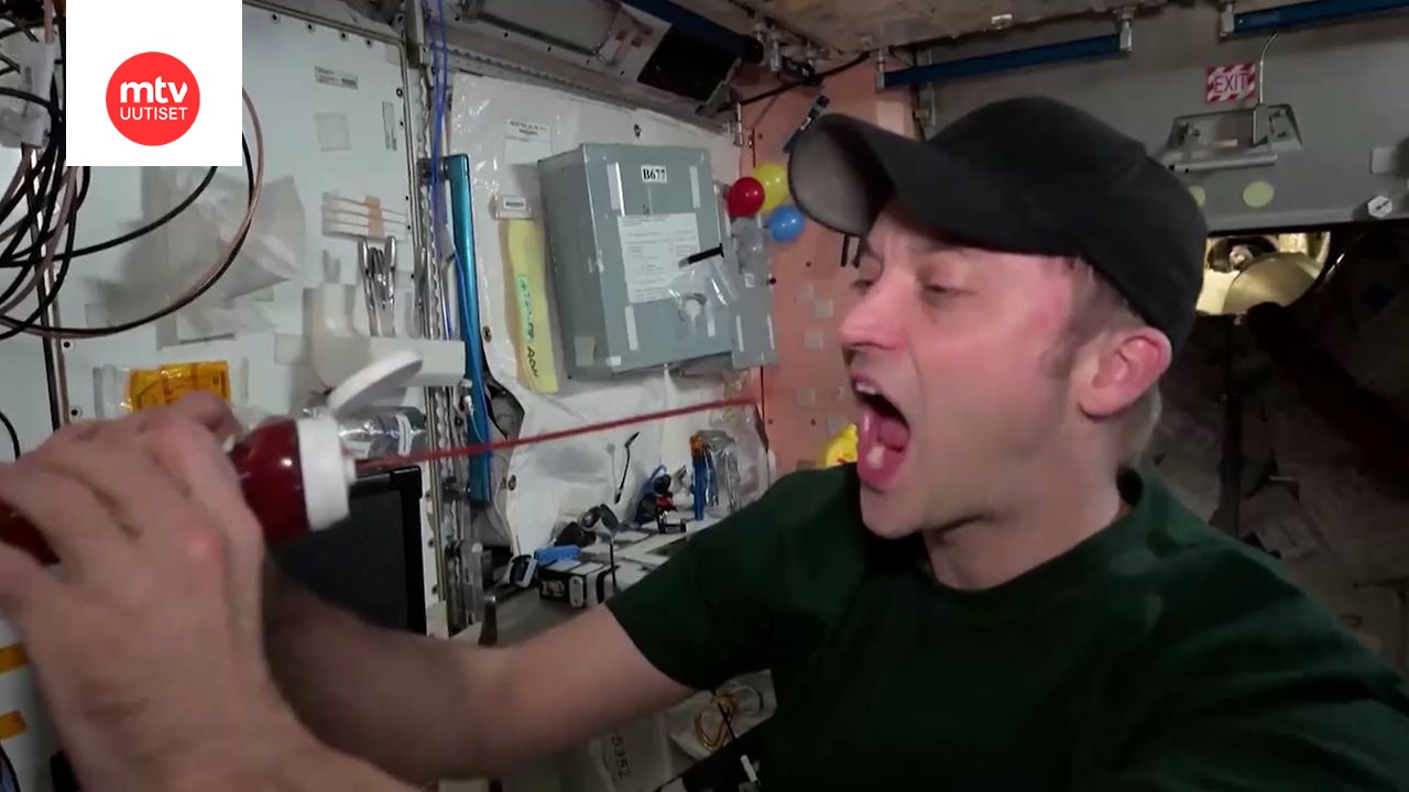 Nasan astronautti näyttää, miten ketsuppia syödään avaruudessa | MTV ...