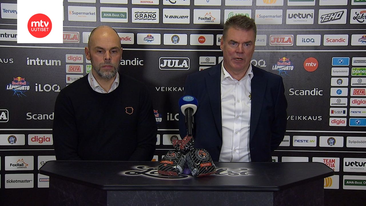 Raimo Helminen teki lämpimän eleen liigapelin jälkeen ja Jouko Myrrä ...