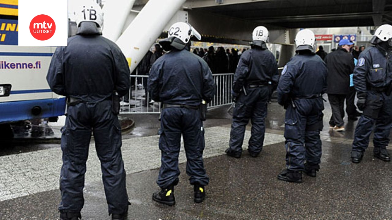 HJK:n fanit hulinoivat - sakkoja myös Hakalle | MTV Uutiset
