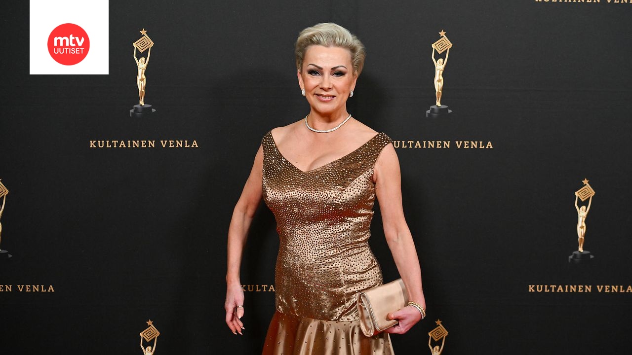 Helena Ahti-Hallberg julkaisi riehakkaita bikinikuvia | MTV Uutiset