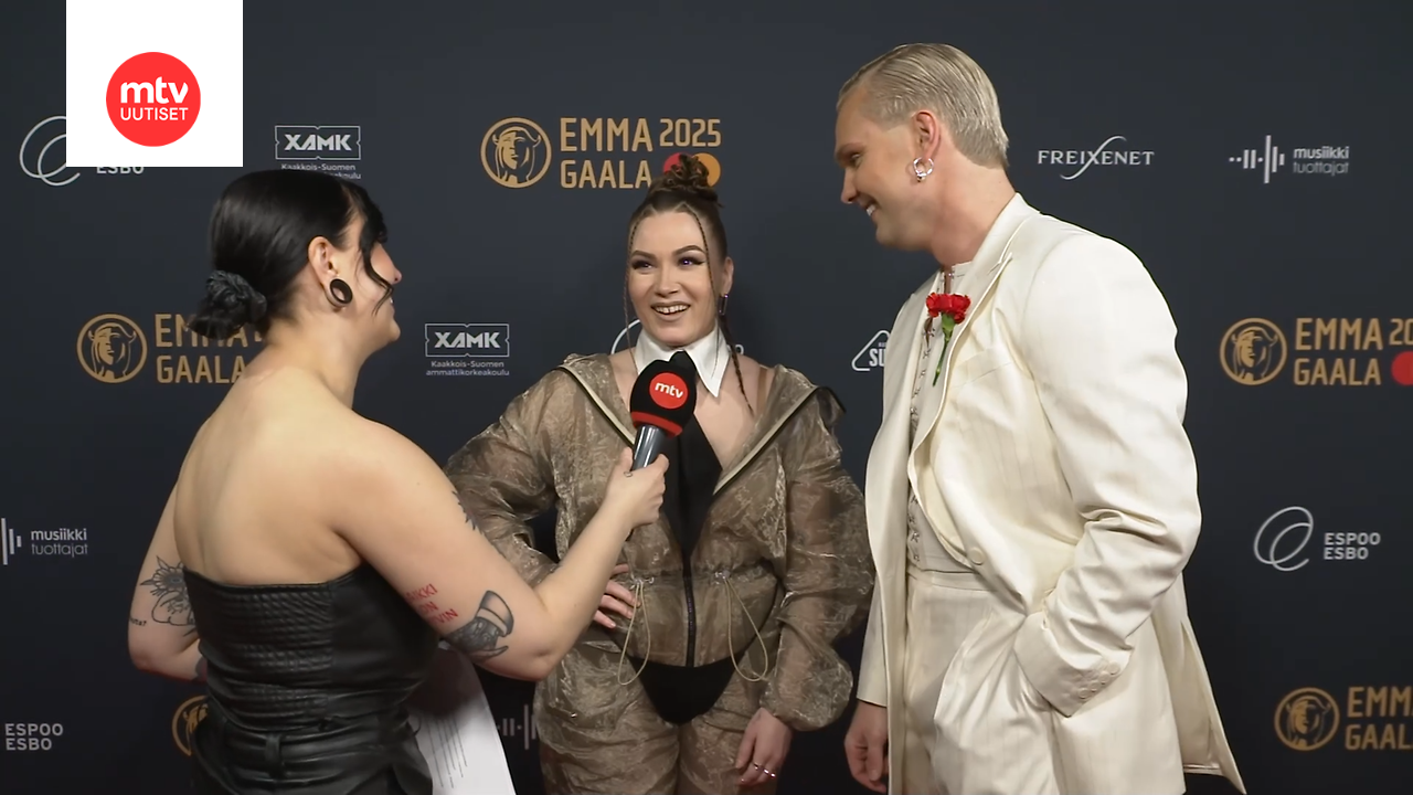 Bess kertoo "säteilyt ulkopuolella pitävästä" gaala-asustaan: "Yön ...