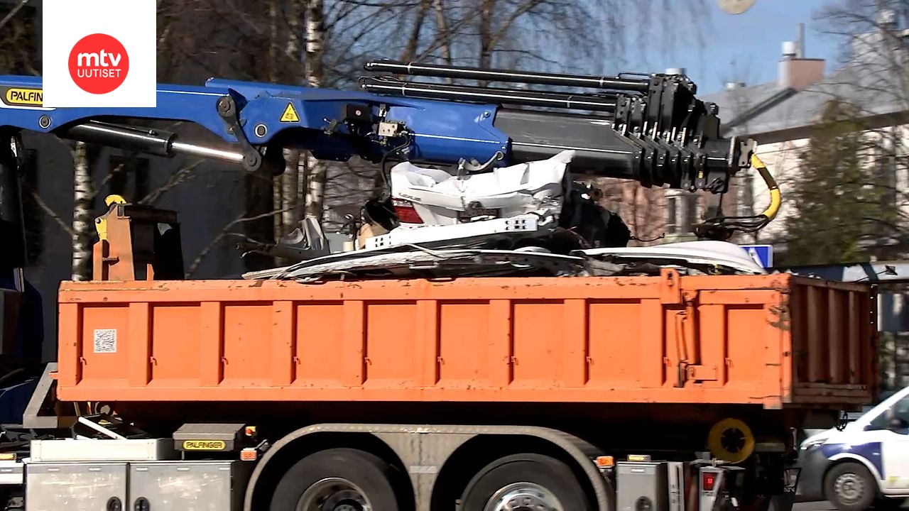 Auto ajoi tolppaa päin Helsingissä | MTV Uutiset